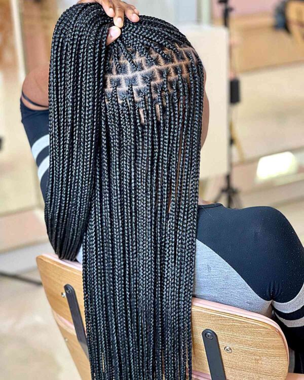 25 Coolest Small Knotless Braids Black Women Are Getting in 2025 ...